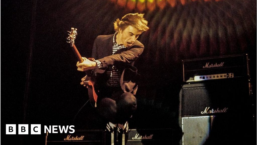 Photos of The Jam unearthed for new album - BBC News
