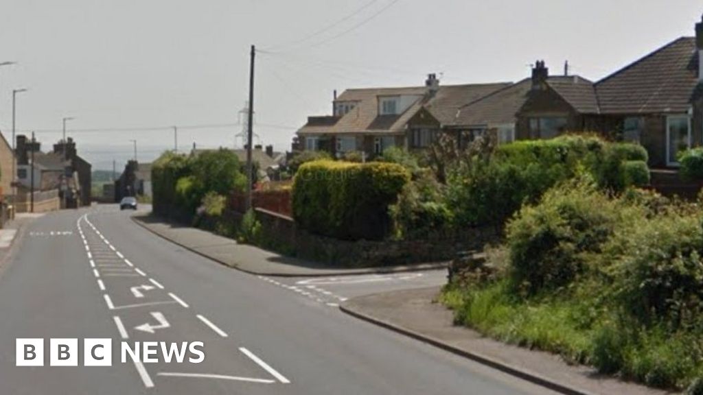 Halifax: Woman, 76, dies in head-on crash on A644 - BBC News