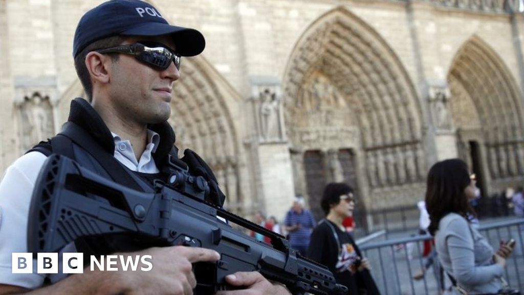 Foiled Paris attack 'was directed by IS' - BBC News