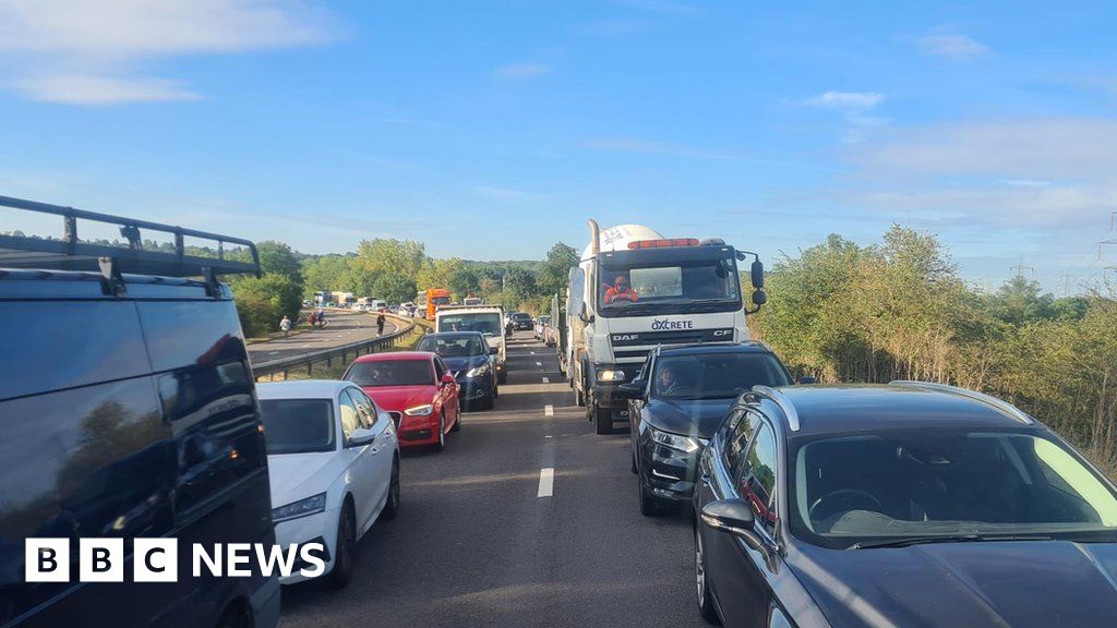 Oxford roadworks cause hours of dual carriageway delays - BBC News
