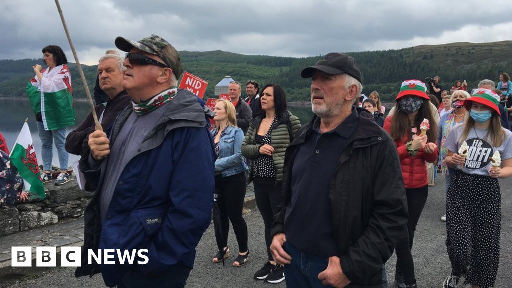 Second homes: Hundreds gather to protest housing 'crisis'