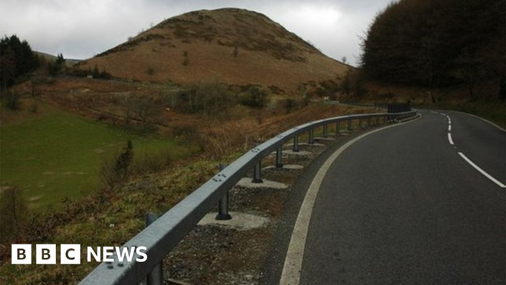 Threats made following roadside argument on the A483 - BBC News