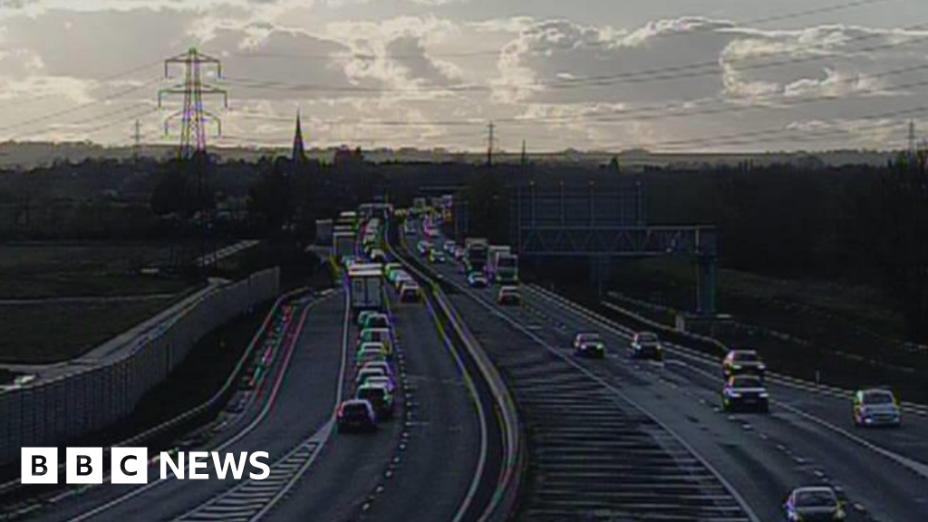 A14 in Cambridgeshire closed for 'some time' after two-car crash - BBC News