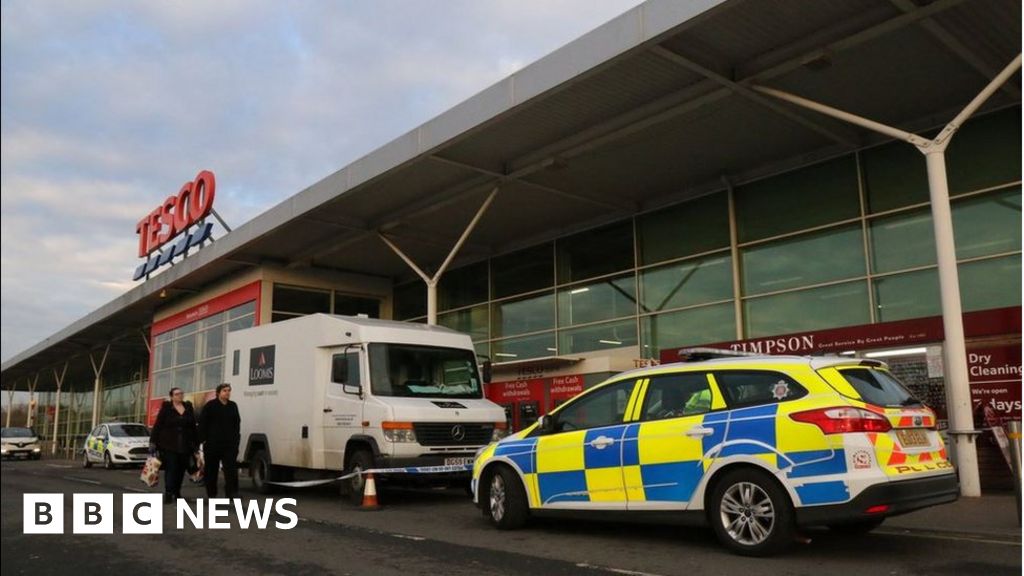 Shots fired in attempted Tesco raid in Clacton - BBC News