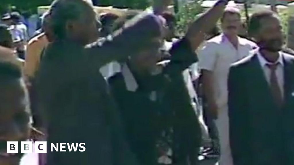 South Africa's Nelson Mandela walks free in 1990 - BBC News