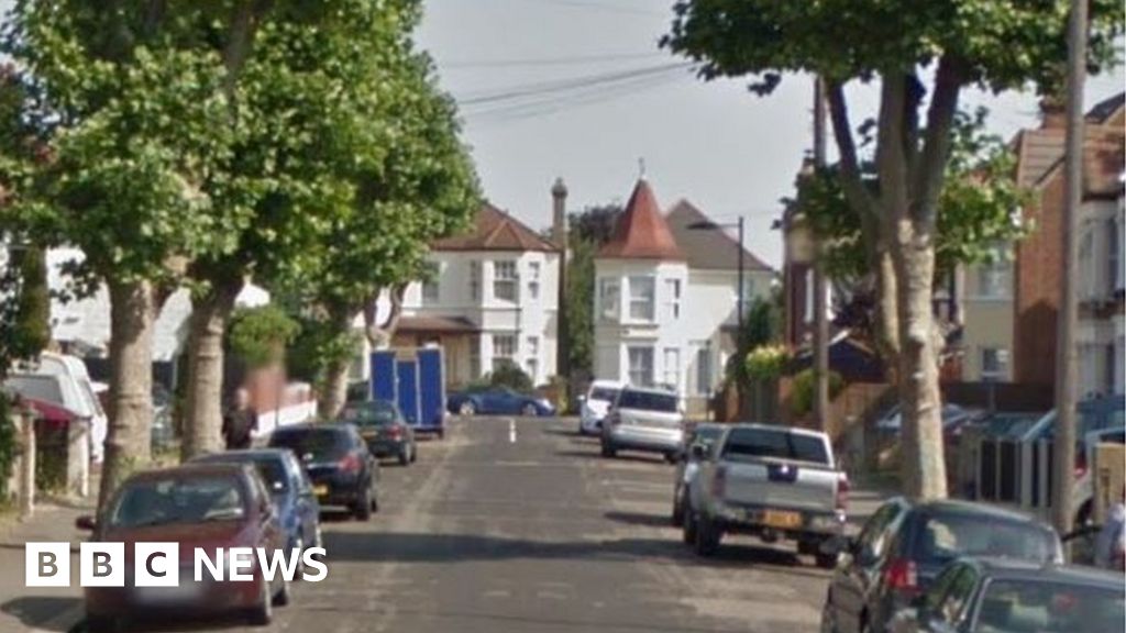 Essex murder inquiry starts after targeted stabbing - BBC News