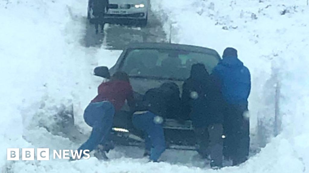 Snow and high winds affect travel in Scotland - BBC News
