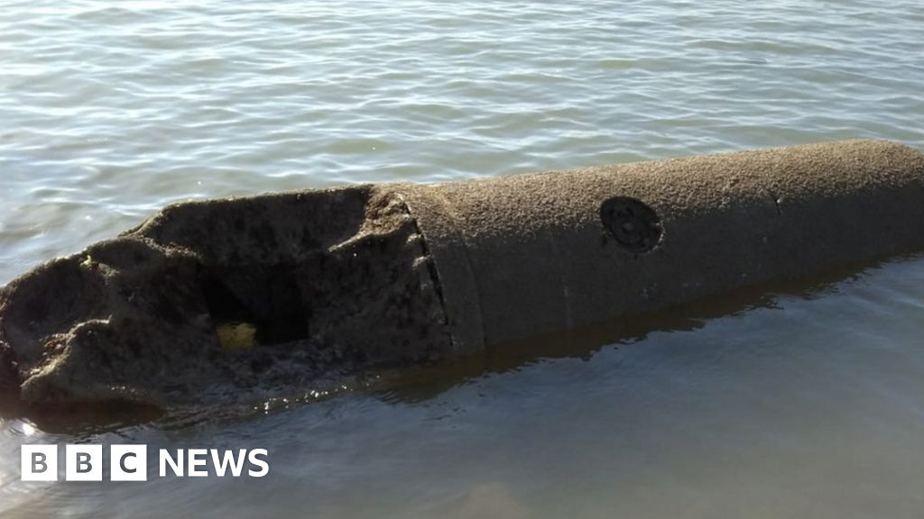 WW2 German sea mine washes up near Bognor Regis - BBC News