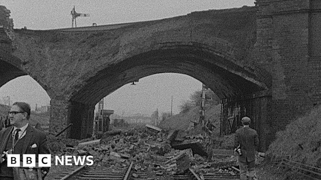 BBC Rewind: Bridge collapses on to Hatfield railway line - BBC News