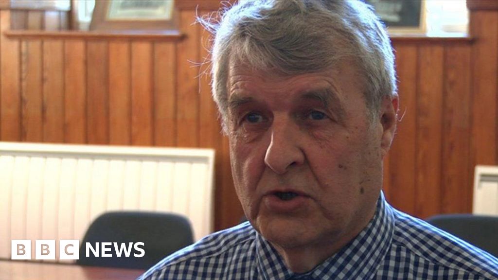 Wylfa Newydd: Councillor wants answers on nuclear plant - BBC News