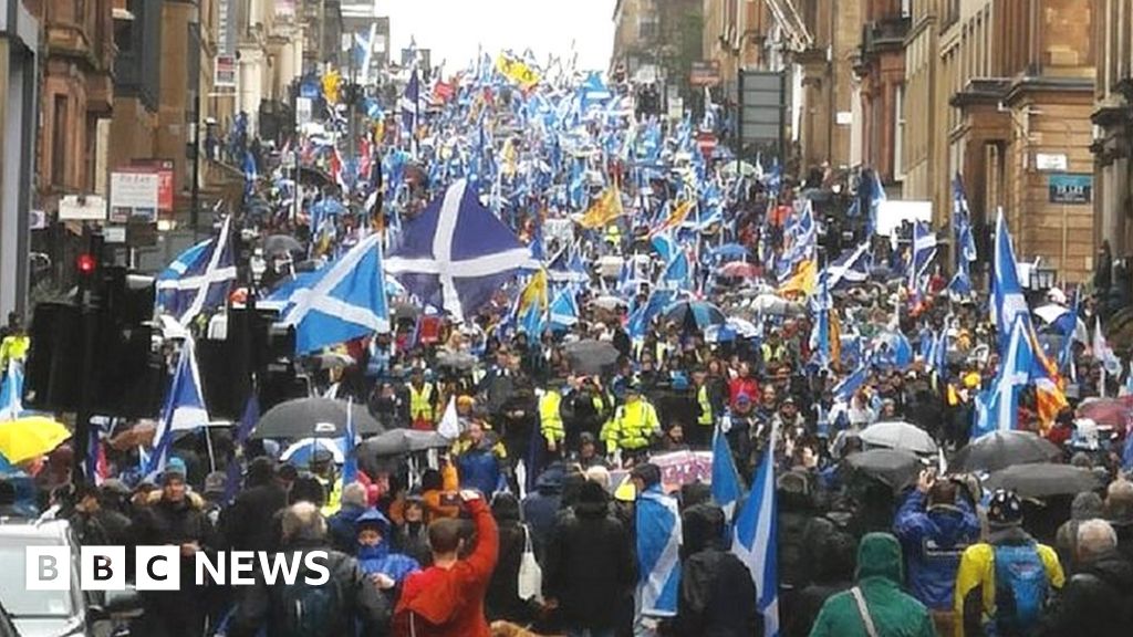 Independence supporters march through Glasgow