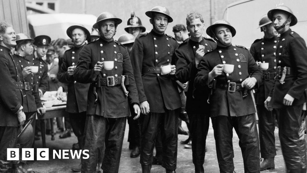 Nostalgic photos show 150 years of London Fire Brigade - BBC News