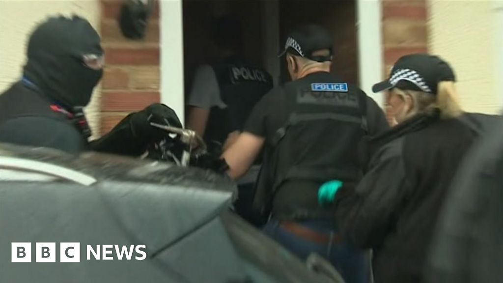 Drugs raids in Kettering target county lines 'lieutenants' - BBC News