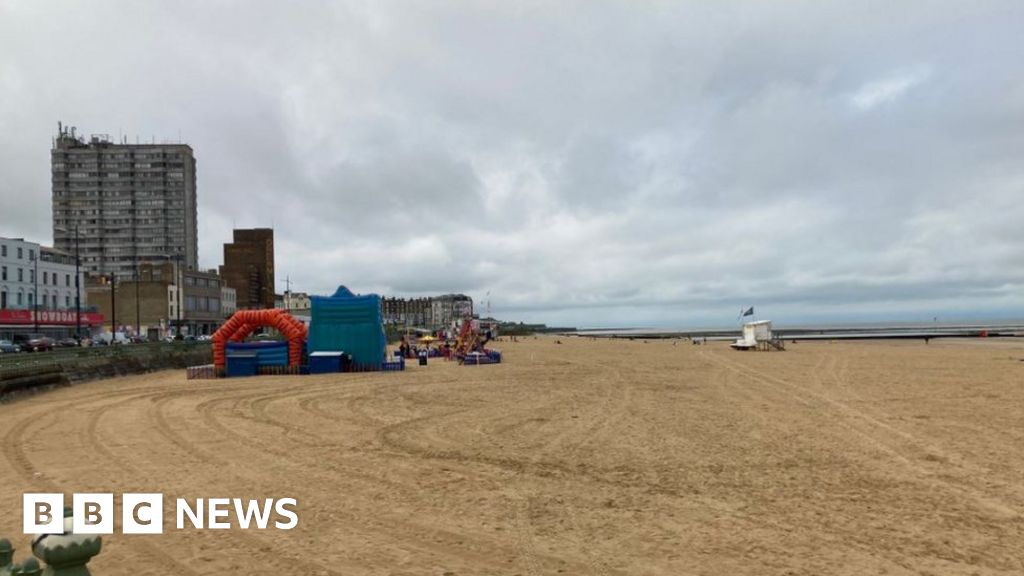 Margate sewage leak: Beaches reopen to swimmers after clean-up - BBC News