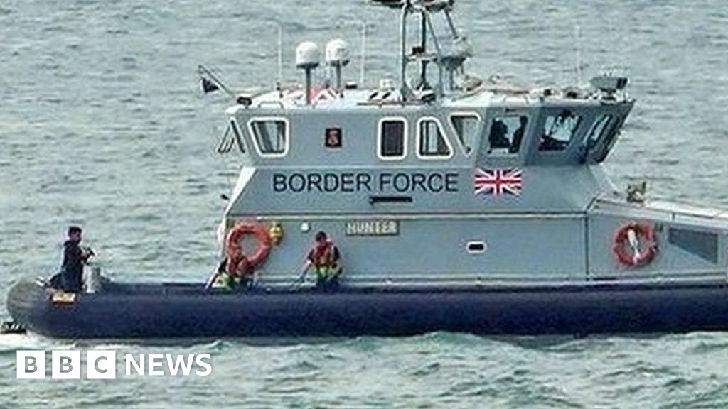Harwich: Former border chief voices migrant safety fears - BBC News