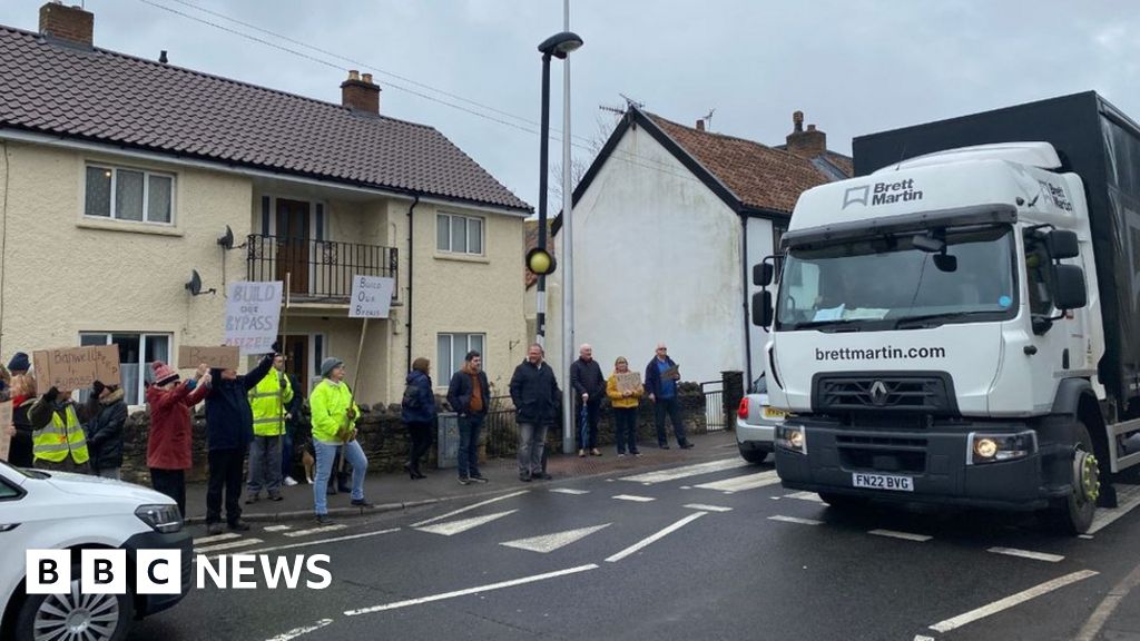 Banwell school run crossing risking kids' lives, say parents - BBC News