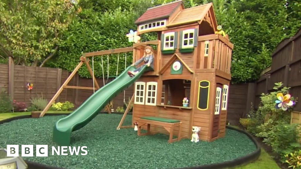 Wendy house 'breaches planning regulations' - BBC News