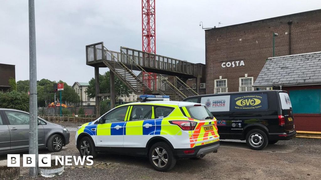 Cardiff murder probe after man's 'stabbing' - BBC News