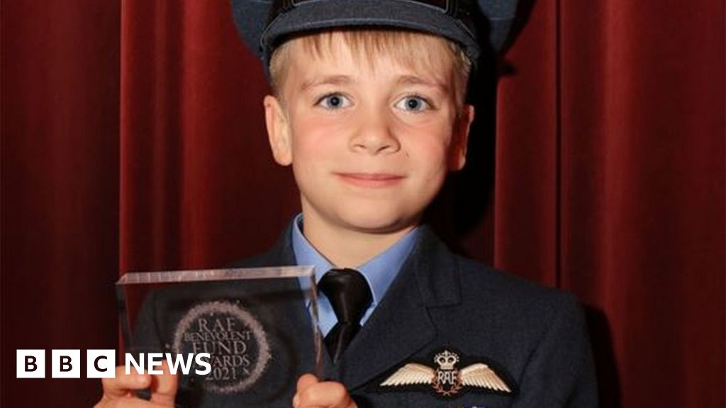 Seven-year-old Leeds boy's RAF award for walking challenges - BBC News