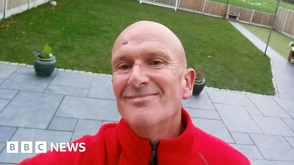 Crewe family searches for Farmhouse Beefeater hero - BBC News