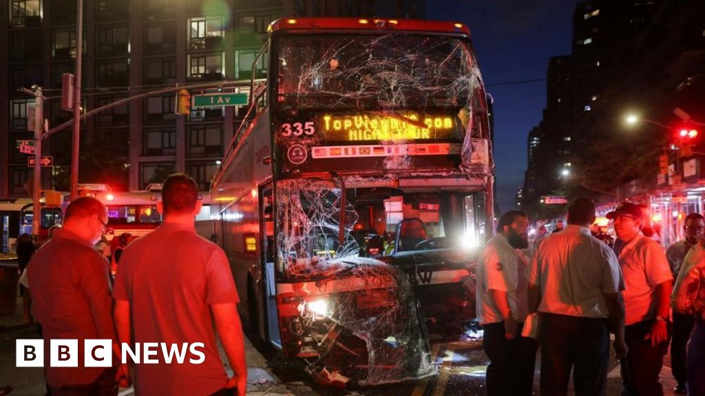 Collision between two buses in New York City injures dozens - BBC News