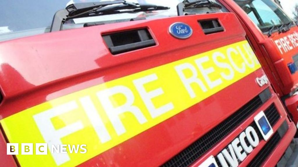 St Ives 'closed' to traffic as crews tackled fire - BBC News