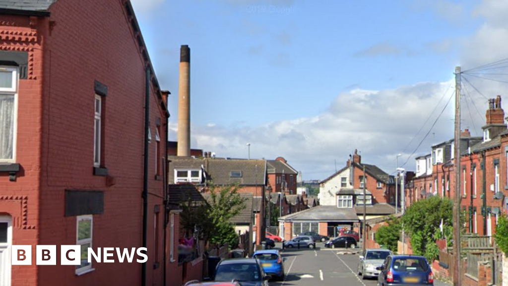 Leeds stabbing: Three arrested over Harehills knife fight - BBC News