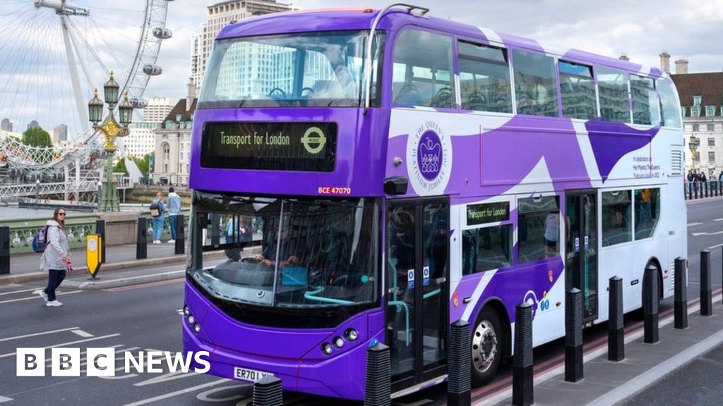 Platinum Jubilee: London buses go purple to commemorate Queen - BBC News