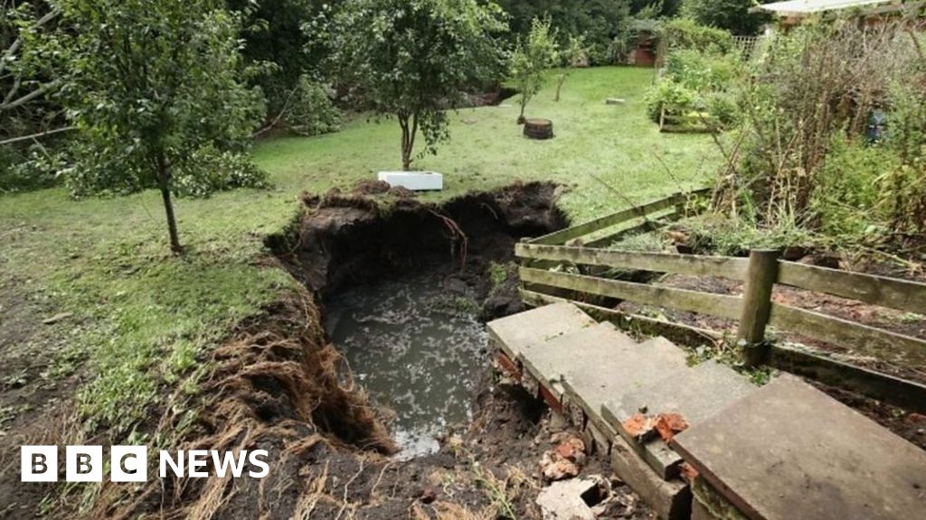 North West flooding 'biblical' in Poynton, Cheshire - BBC News