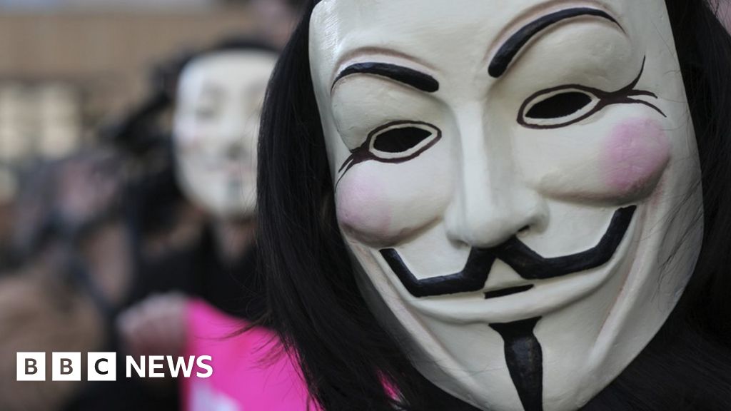 Hunt for masked men who threatened family in Dumfries - BBC News