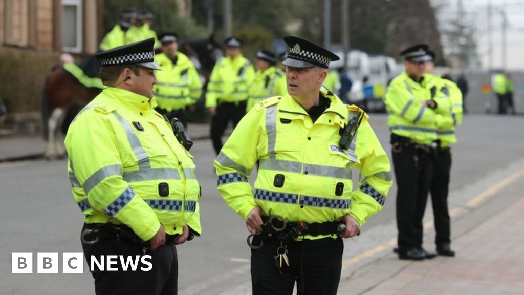 Scottish police numbers fall to nine-year low