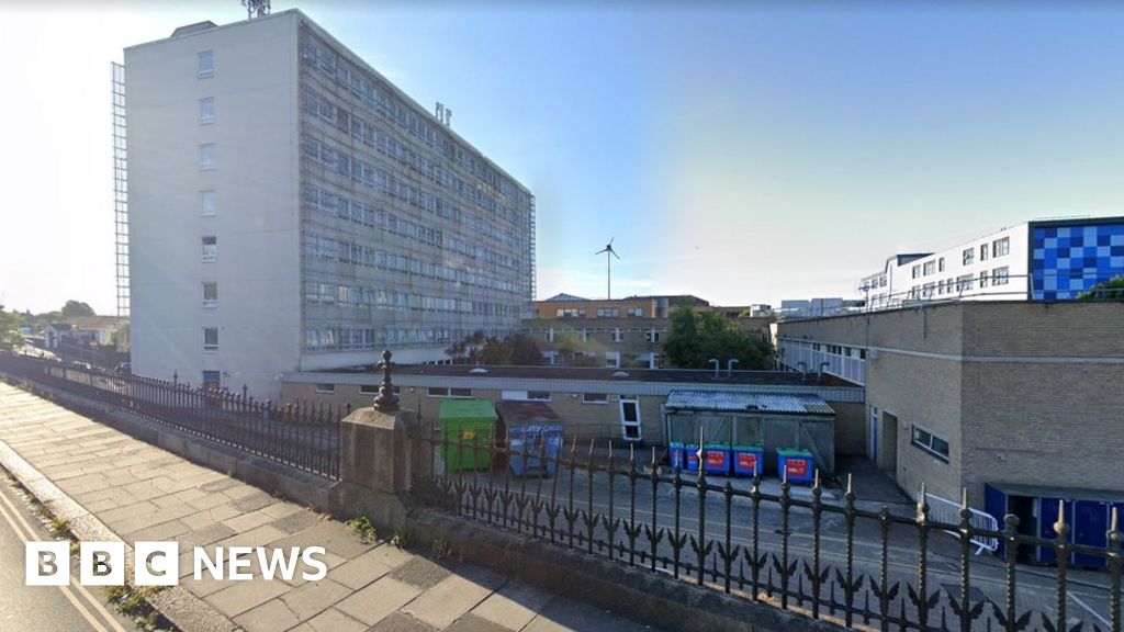 Staff at Devon and Cornwall colleges walk out in strike over pay - BBC News