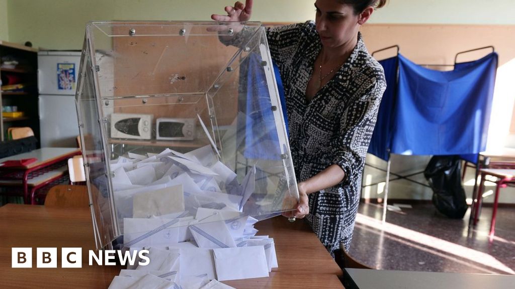 Greece debt crisis: Polls close in bailout referendum - BBC News