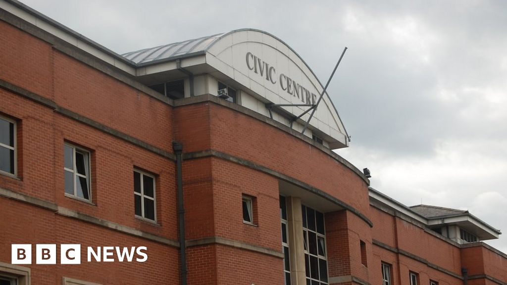 Stoke-on-Trent: Injunction over asylum seeker hotel plans - BBC News