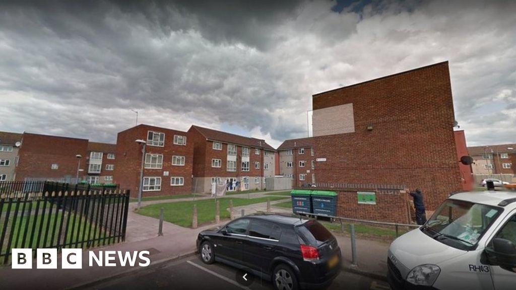 Teenager killed in double stabbing in Dagenham - BBC News