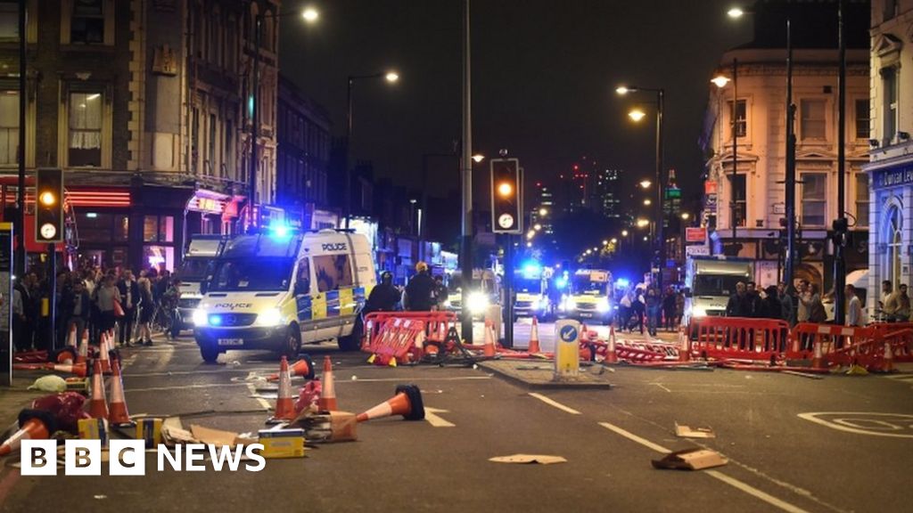 Rashan Charles death: Hackney protest turns violent - BBC News