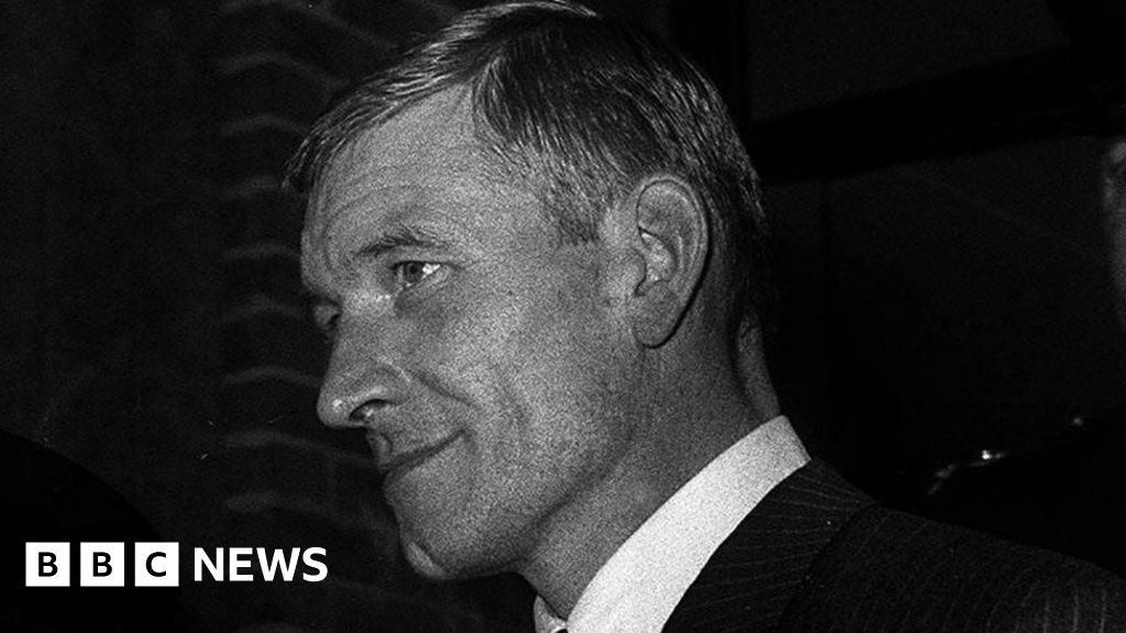 Train robber Gordon Goody dies aged 86 - BBC News