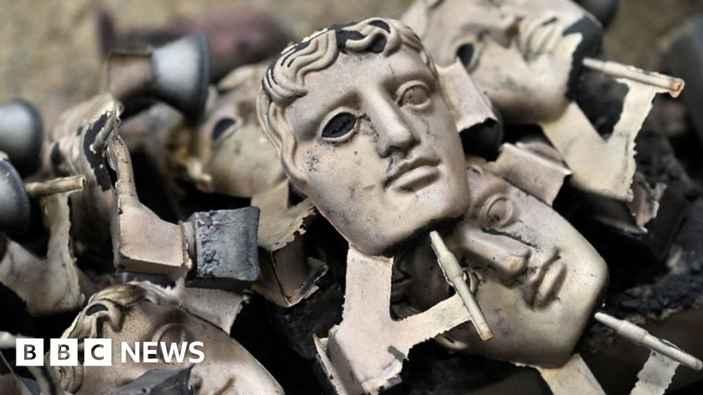 Bafta masks: The foundry that makes bronze trophies - BBC News