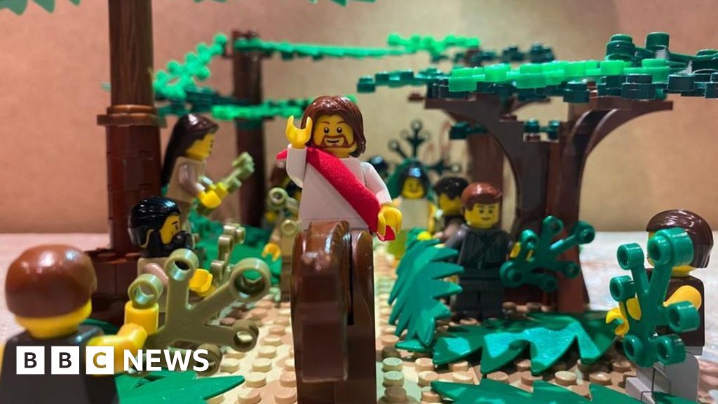 Coronavirus: Lego used to recreate Holy Week scenes - BBC News