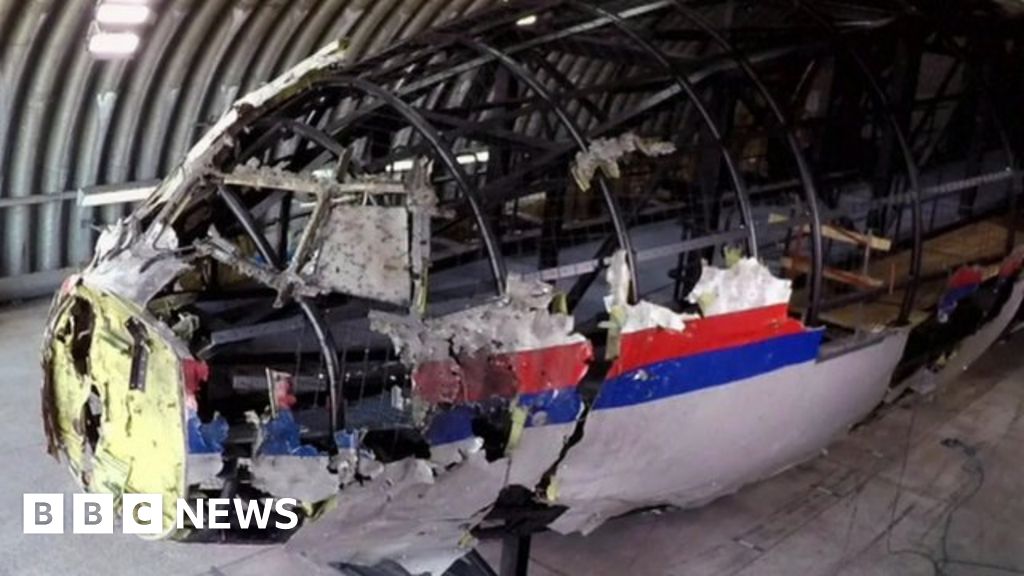 Timelapse: How MH17 plane was reconstructed from fragments - BBC News