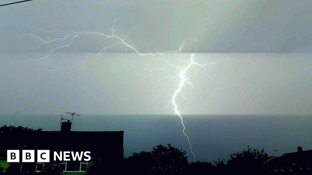 In pictures: Flash floods and flashes of lightning - BBC News
