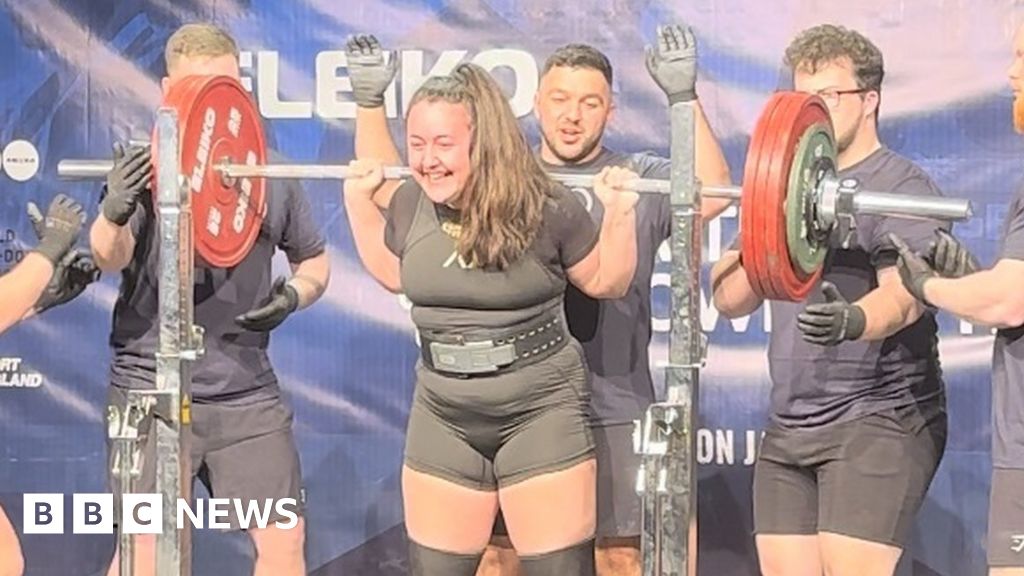 Kettering lockdown powerlifter is champion and record-breaker - BBC News