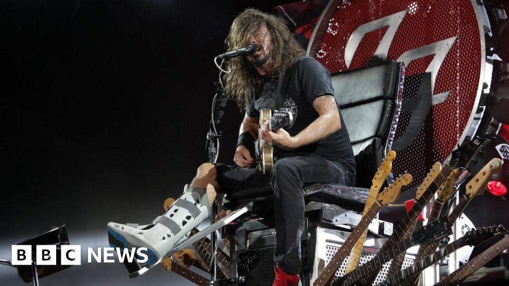 Foo Fighters form 'supergroup' for UK stage return - BBC News