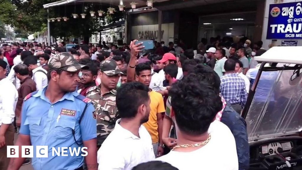 'Chaos' outside hospital after India train crash