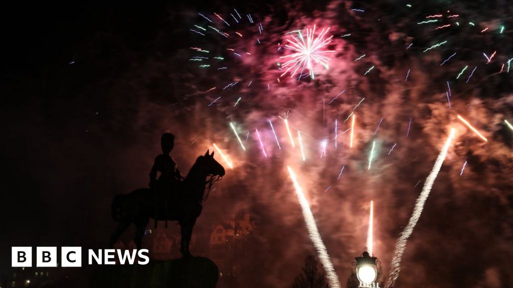 Edinburgh fireworks bring in the new year in spectacular style - BBC News