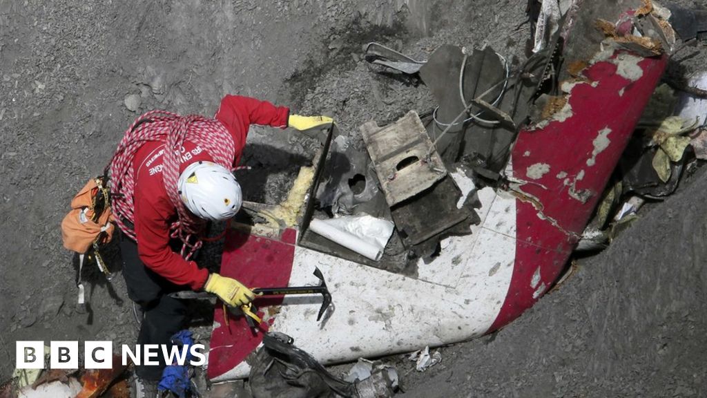 Germanwings crash: Pilot confidentiality 'should be relaxed' - BBC News