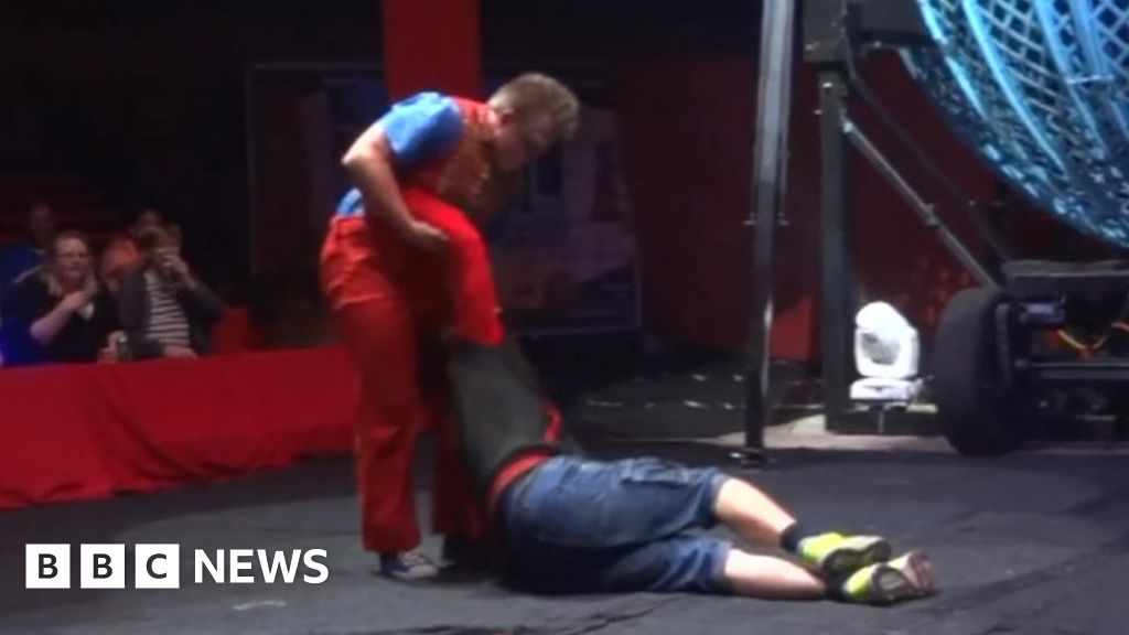 Clown knocks out man in Blackwood circus accident - BBC News
