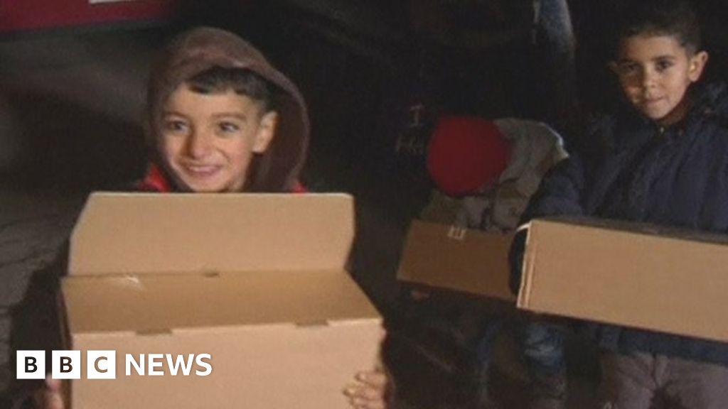 Migrant crisis: German charity gives gifts to refugees - BBC News