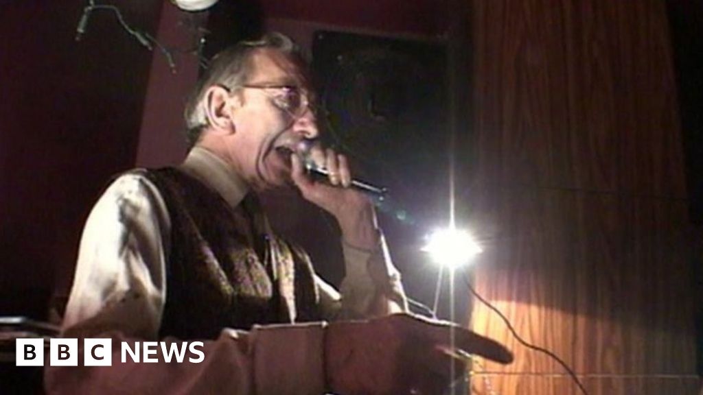 DJ Derek: Hundreds attend funeral in Bristol - BBC News