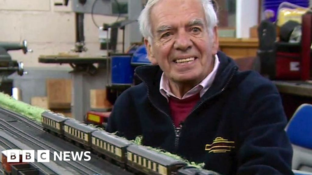 Roxbourne Park: Taking a ride on one of London's smallest railways ...